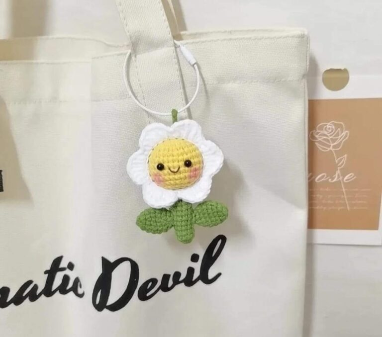 Smiley face flower crochet pattern as keychain